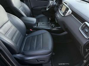 Black Kia Sorento 2015 in Siauliai, with an engine capacity of 2.20 L and mileage of 248 thousand km for 15950 €, photo 23 on AUTOMOTO.COM.LV