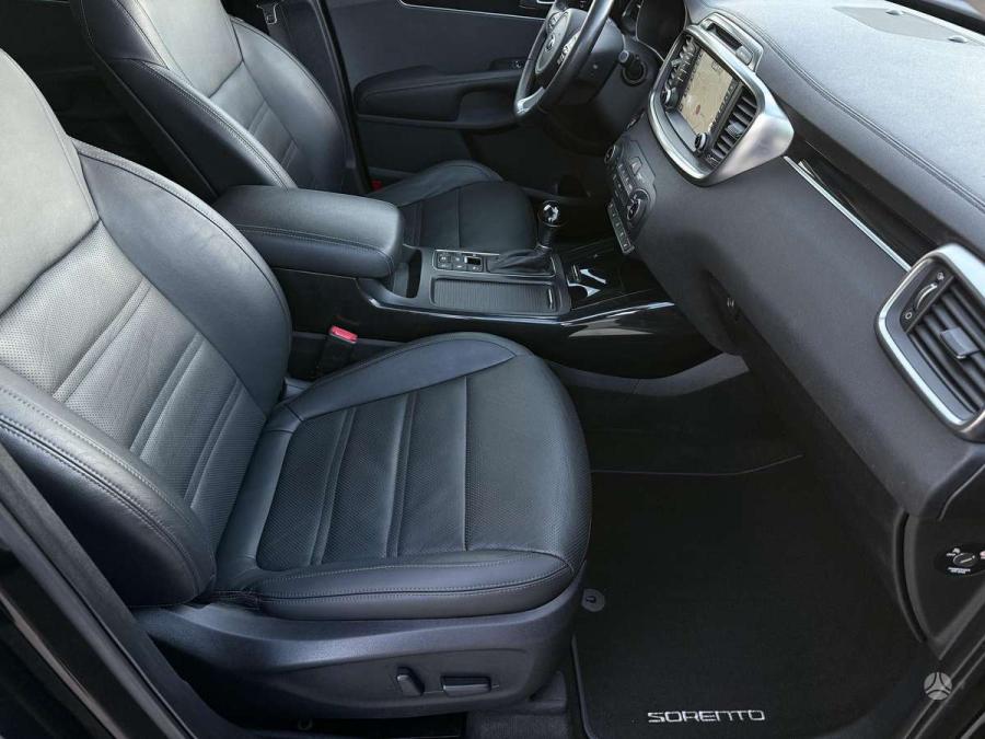 Black Kia Sorento 2015 in Siauliai, with an engine capacity of 2.20 L and mileage of 248 thousand km for 15950 €, photo 23 on AUTOMOTO.COM.LV