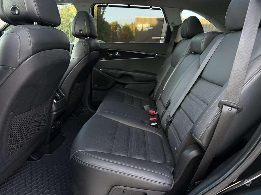 Black Kia Sorento 2015 in Siauliai, with an engine capacity of 2.20 L and mileage of 248 thousand km for 15950 €, photo 26 on AUTOMOTO.COM.LV