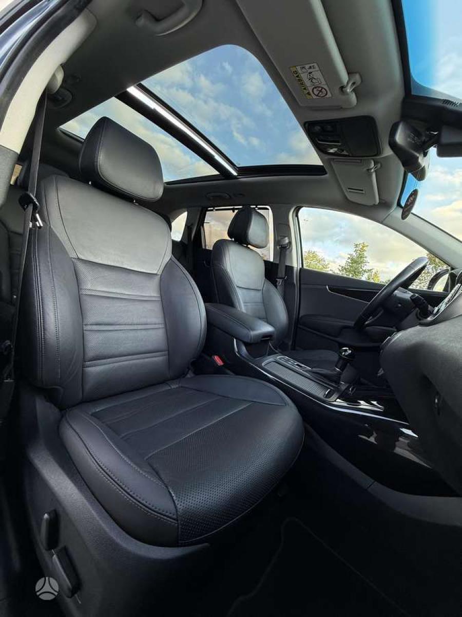 Black Kia Sorento 2015 in Siauliai, with an engine capacity of 2.20 L and mileage of 248 thousand km for 15950 €, photo 29 on AUTOMOTO.COM.LV