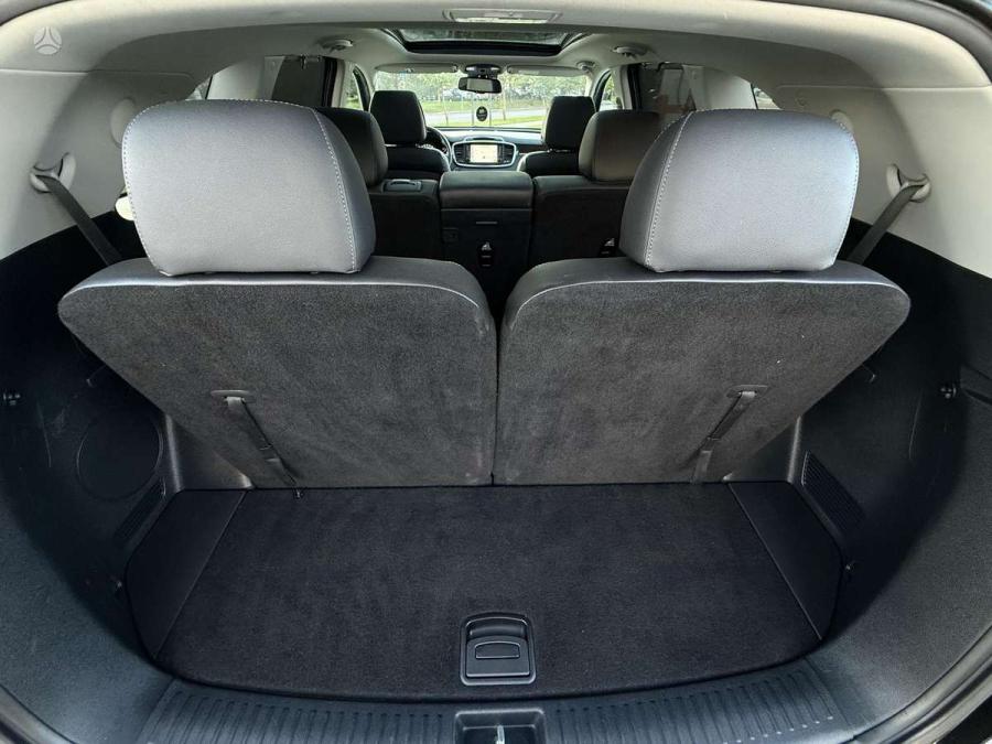 Black Kia Sorento 2015 in Siauliai, with an engine capacity of 2.20 L and mileage of 248 thousand km for 15950 €, photo 35 on AUTOMOTO.COM.LV