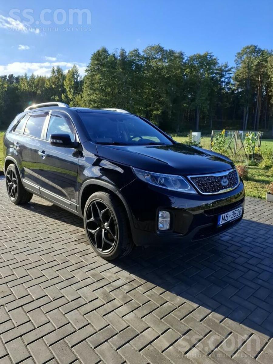 Black Kia Sorento 2015 in Riga, with an engine capacity of 2.20 L and mileage of 295 thousand km for 10700 €, photo 1 on AUTOMOTO.COM.LV