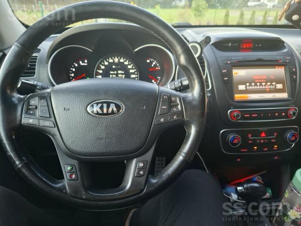 Black Kia Sorento 2015 in Riga, with an engine capacity of 2.20 L and mileage of 295 thousand km for 10700 €, photo 3 on AUTOMOTO.COM.LV