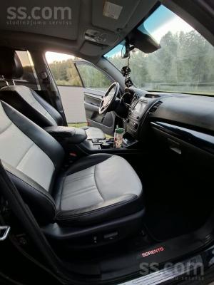 Black Kia Sorento 2015 in Riga, with an engine capacity of 2.20 L and mileage of 295 thousand km for 10700 €, photo 4 on AUTOMOTO.COM.LV