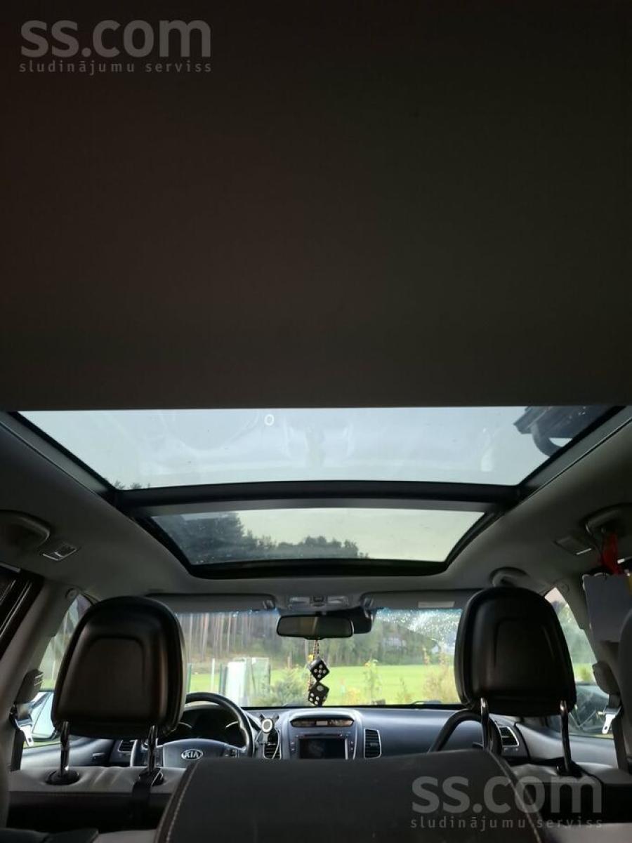 Black Kia Sorento 2015 in Riga, with an engine capacity of 2.20 L and mileage of 295 thousand km for 10700 €, photo 5 on AUTOMOTO.COM.LV