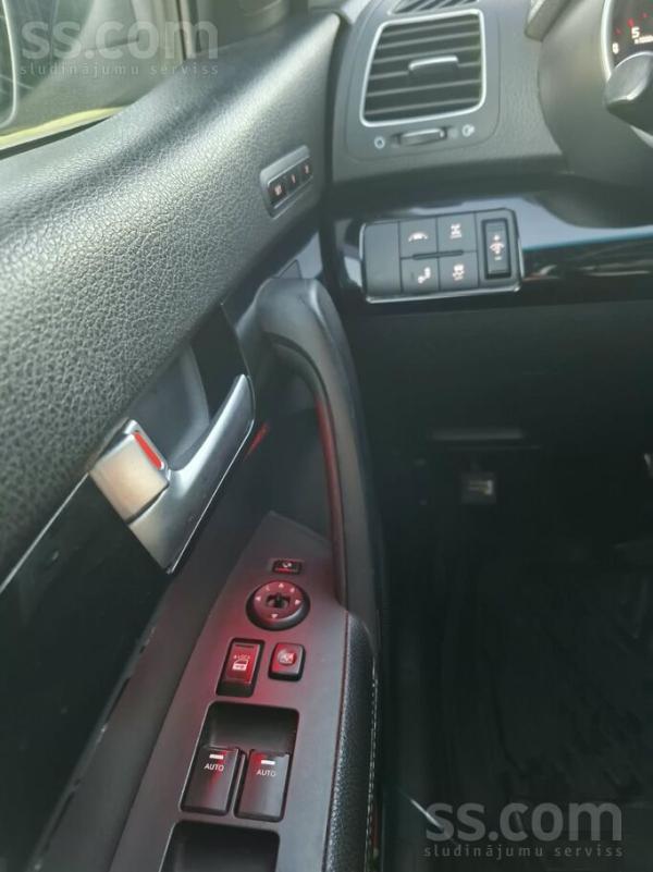 Black Kia Sorento 2015 in Riga, with an engine capacity of 2.20 L and mileage of 295 thousand km for 10700 €, photo 6 on AUTOMOTO.COM.LV