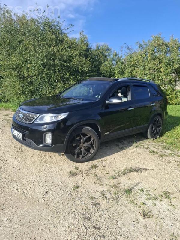 Black Kia Sorento 2015 in Riga, with an engine capacity of 2.20 L and mileage of 295 thousand km for 10700 €, photo 8 on AUTOMOTO.COM.LV