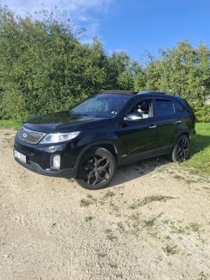 Black Kia Sorento 2015 in Riga, with an engine capacity of 2.20 L and mileage of 295 thousand km for 10700 €, photo 8 on AUTOMOTO.COM.LV