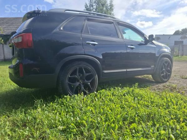 Black Kia Sorento 2015 in Riga, with an engine capacity of 2.20 L and mileage of 295 thousand km for 10700 €, photo 9 on AUTOMOTO.COM.LV