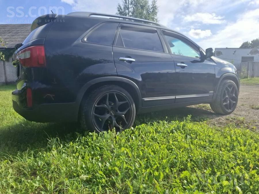 Black Kia Sorento 2015 in Riga, with an engine capacity of 2.20 L and mileage of 295 thousand km for 10700 €, photo 9 on AUTOMOTO.COM.LV