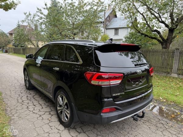 Black Kia Sorento 2015 in Kaunas, with an engine capacity of 2.20 L and mileage of 219 thousand km for 13950 €, photo 5 on AUTOMOTO.COM.LV