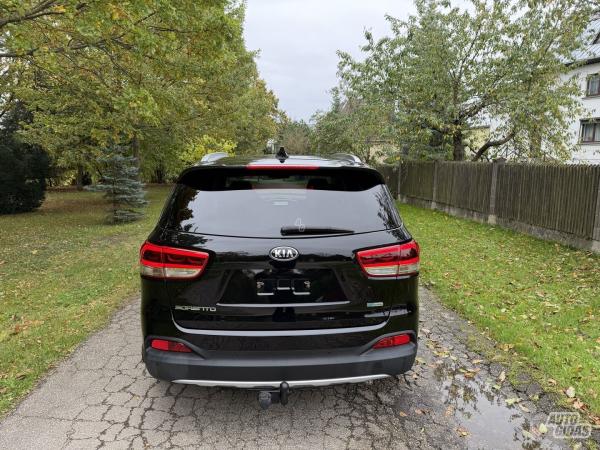 Black Kia Sorento 2015 in Kaunas, with an engine capacity of 2.20 L and mileage of 219 thousand km for 13950 €, photo 9 on AUTOMOTO.COM.LV