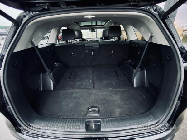 Black Kia Sorento 2016 in Tallinn, with an engine capacity of 2.20 L and mileage of 258 thousand km for 15900 €, photo 11 on AUTOMOTO.COM.LV