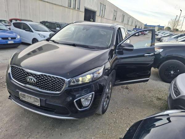 Black Kia Sorento 2016 in Kaunas, with an engine capacity of 2.20 L and mileage of 231 thousand km for 9500 €, photo 1 on AUTOMOTO.COM.LV