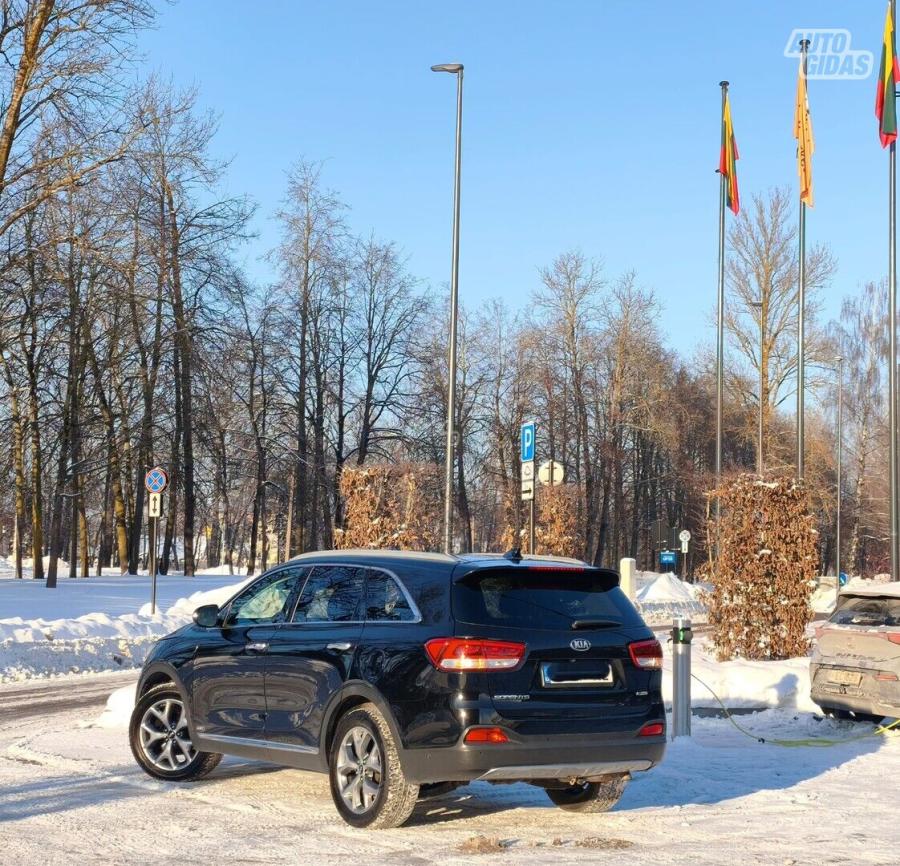 Black Kia Sorento 2016 in Vilnius, with an engine capacity of 2.20 L and mileage of 183 thousand km for 17303 €, photo 8 on AUTOMOTO.COM.LV