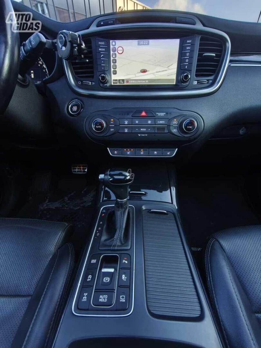 Black Kia Sorento 2016 in Vilnius, with an engine capacity of 2.20 L and mileage of 183 thousand km for 14950 €, photo 22 on AUTOMOTO.COM.LV