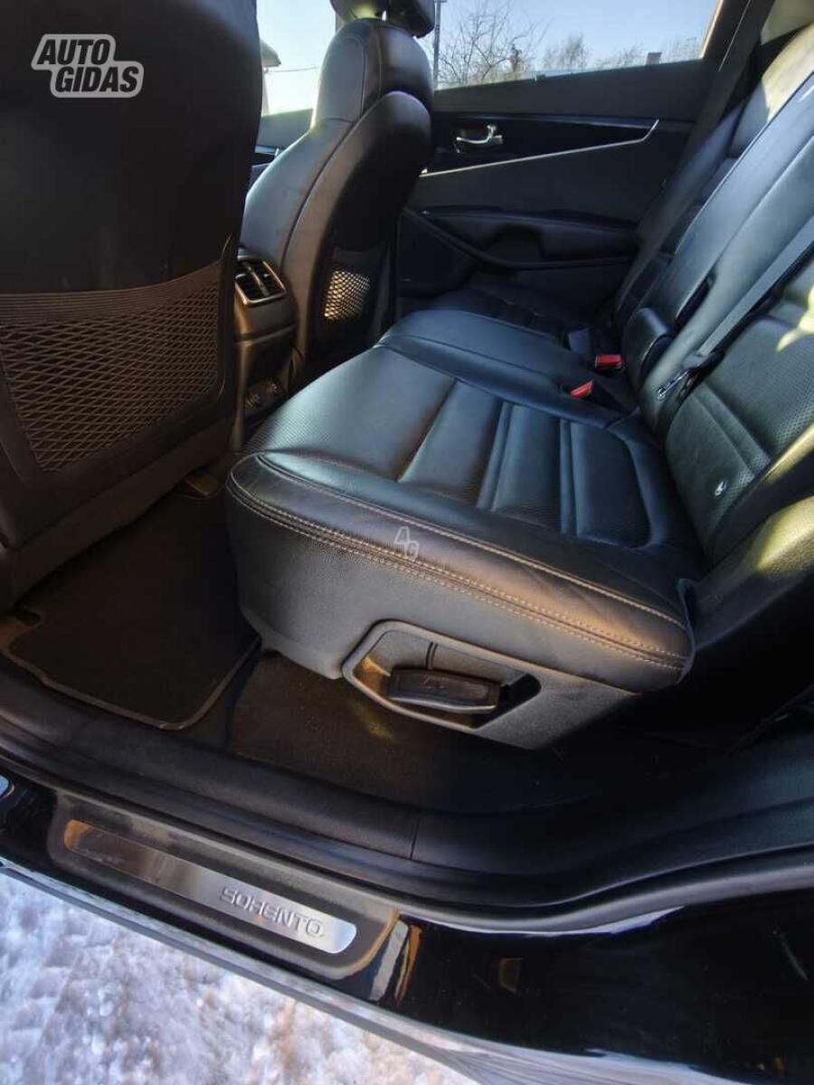 Black Kia Sorento 2016 in Vilnius, with an engine capacity of 2.20 L and mileage of 183 thousand km for 14950 €, photo 34 on AUTOMOTO.COM.LV