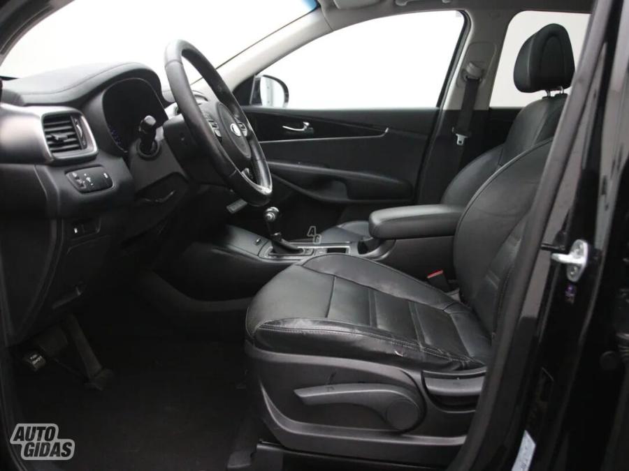 Black Kia Sorento 2016 in Vilnius, with an engine capacity of 2.20 L and mileage of 268 thousand km for 13399 €, photo 5 on AUTOMOTO.COM.LV