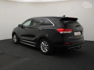 Black Kia Sorento 2016 in Vilnius, with an engine capacity of 2.20 L and mileage of 268 thousand km for 13399 €, photo 8 on AUTOMOTO.COM.LV