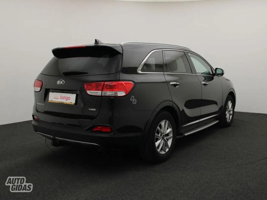 Black Kia Sorento 2016 in Vilnius, with an engine capacity of 2.20 L and mileage of 268 thousand km for 13399 €, photo 9 on AUTOMOTO.COM.LV