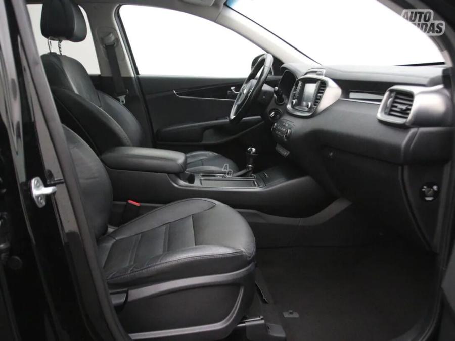Black Kia Sorento 2016 in Vilnius, with an engine capacity of 2.20 L and mileage of 268 thousand km for 13399 €, photo 15 on AUTOMOTO.COM.LV