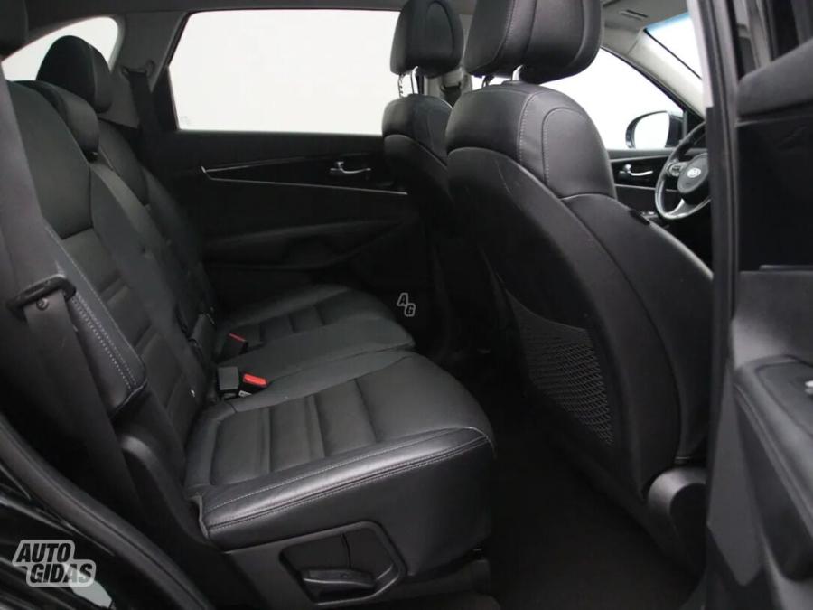 Black Kia Sorento 2016 in Vilnius, with an engine capacity of 2.20 L and mileage of 268 thousand km for 13399 €, photo 16 on AUTOMOTO.COM.LV