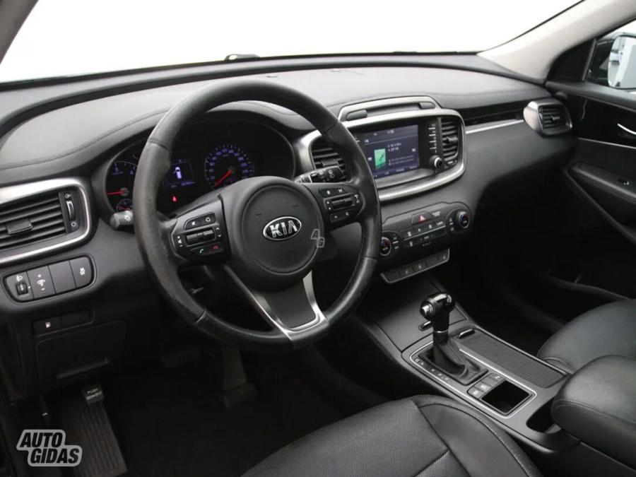 Black Kia Sorento 2016 in Vilnius, with an engine capacity of 2.20 L and mileage of 268 thousand km for 13399 €, photo 18 on AUTOMOTO.COM.LV