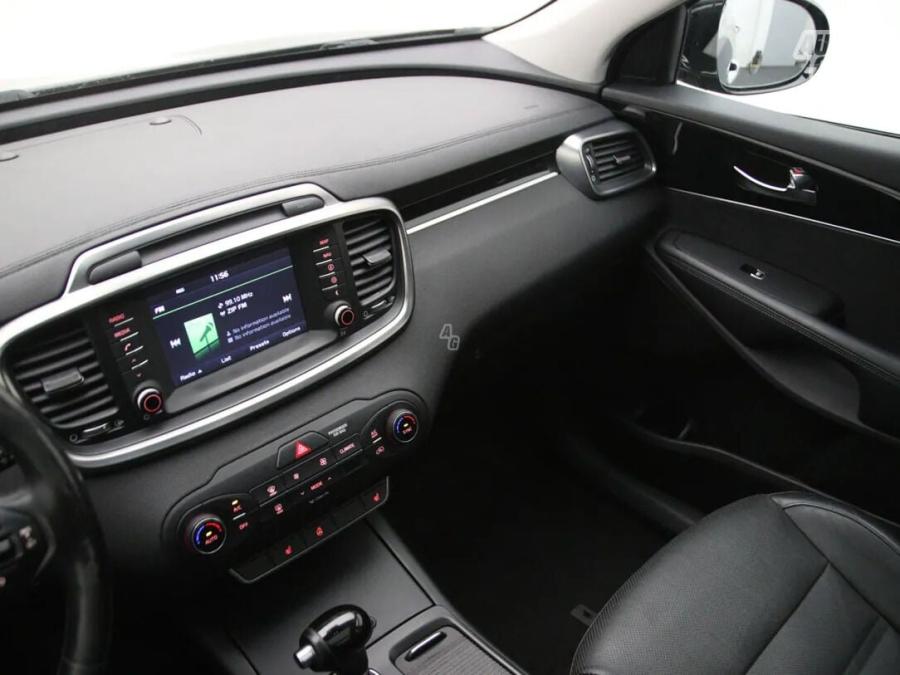 Black Kia Sorento 2016 in Vilnius, with an engine capacity of 2.20 L and mileage of 268 thousand km for 13399 €, photo 23 on AUTOMOTO.COM.LV