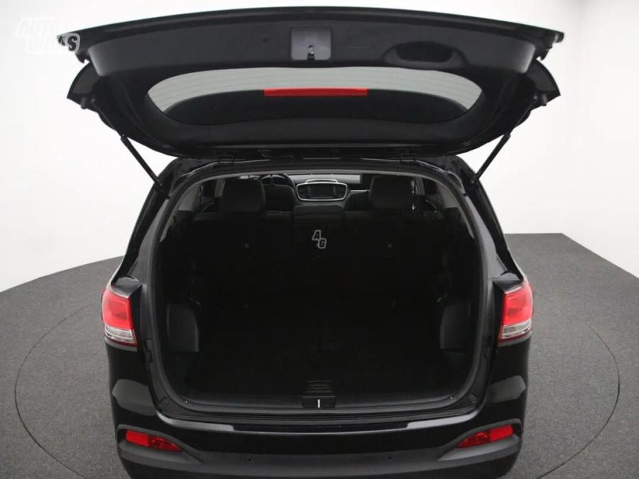 Black Kia Sorento 2016 in Vilnius, with an engine capacity of 2.20 L and mileage of 268 thousand km for 13399 €, photo 35 on AUTOMOTO.COM.LV