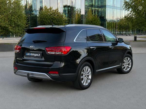 Black Kia Sorento 2016 in Vilnius, with an engine capacity of 2.20 L and mileage of 212 thousand km for 10350 €, photo 4 on AUTOMOTO.COM.LV