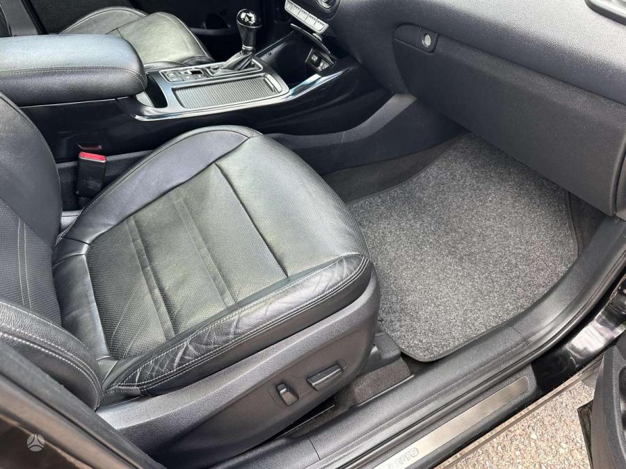 Melns Kia Sorento 2016 Alīta, ar dzinēja tilpumu 2.20 L un nobraukumu 188 tūkst. km par 15400 €, foto 14 vietnē AUTOMOTO.COM.LV