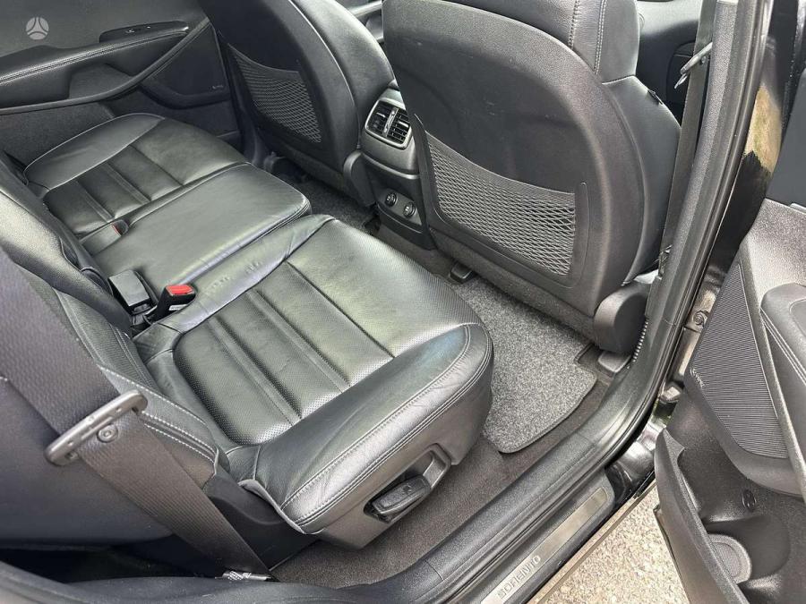 Melns Kia Sorento 2016 Alīta, ar dzinēja tilpumu 2.20 L un nobraukumu 188 tūkst. km par 15400 €, foto 16 vietnē AUTOMOTO.COM.LV