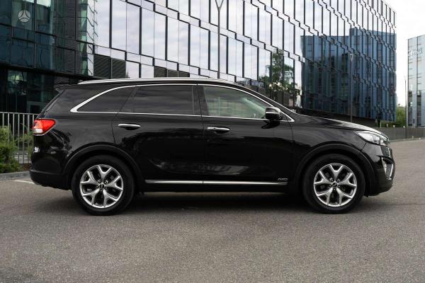Black Kia Sorento 2016 in Vilnius, with an engine capacity of 2.20 L and mileage of 153 thousand km for 16200 €, photo 8 on AUTOMOTO.COM.LV