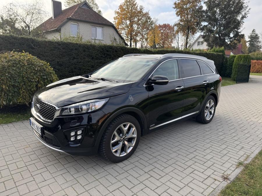 Black Kia Sorento 2017 in Silute, with an engine capacity of 2.20 L and mileage of 254 thousand km for 17500 €, photo 3 on AUTOMOTO.COM.LV