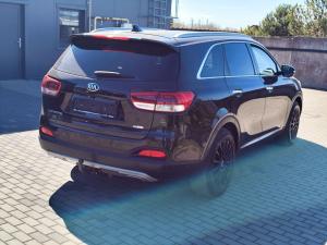 Black Kia Sorento 2017 in Siauliai, with an engine capacity of 2.20 L and mileage of 259 thousand km for 14900 €, photo 4 on AUTOMOTO.COM.LV