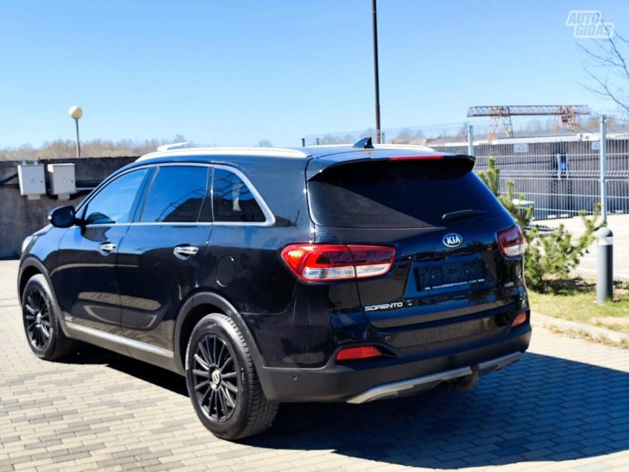 Black Kia Sorento 2017 in Siauliai, with an engine capacity of 2.20 L and mileage of 259 thousand km for 14900 €, photo 5 on AUTOMOTO.COM.LV