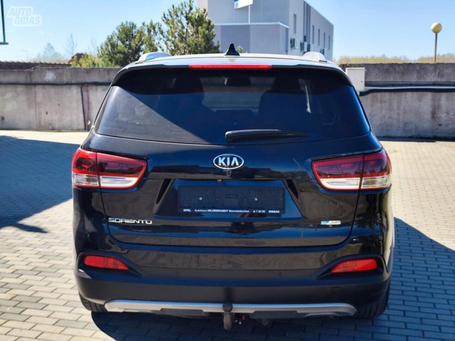 Black Kia Sorento 2017 in Siauliai, with an engine capacity of 2.20 L and mileage of 259 thousand km for 14900 €, photo 6 on AUTOMOTO.COM.LV