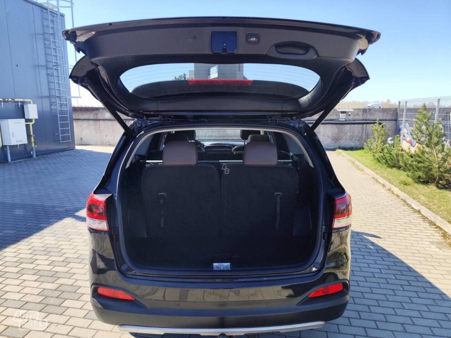 Black Kia Sorento 2017 in Siauliai, with an engine capacity of 2.20 L and mileage of 259 thousand km for 14900 €, photo 7 on AUTOMOTO.COM.LV