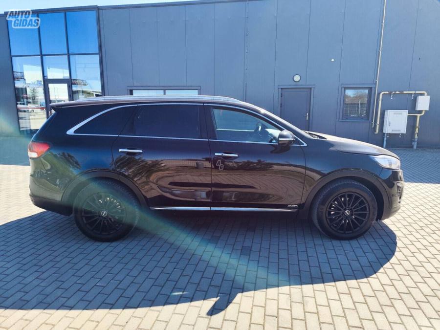 Black Kia Sorento 2017 in Siauliai, with an engine capacity of 2.20 L and mileage of 259 thousand km for 14900 €, photo 8 on AUTOMOTO.COM.LV