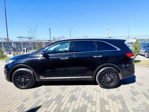 Black Kia Sorento 2017 in Siauliai, with an engine capacity of 2.20 L and mileage of 259 thousand km for 14900 €, photo 9 on AUTOMOTO.COM.LV