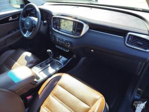 Black Kia Sorento 2017 in Siauliai, with an engine capacity of 2.20 L and mileage of 259 thousand km for 14900 €, photo 12 on AUTOMOTO.COM.LV