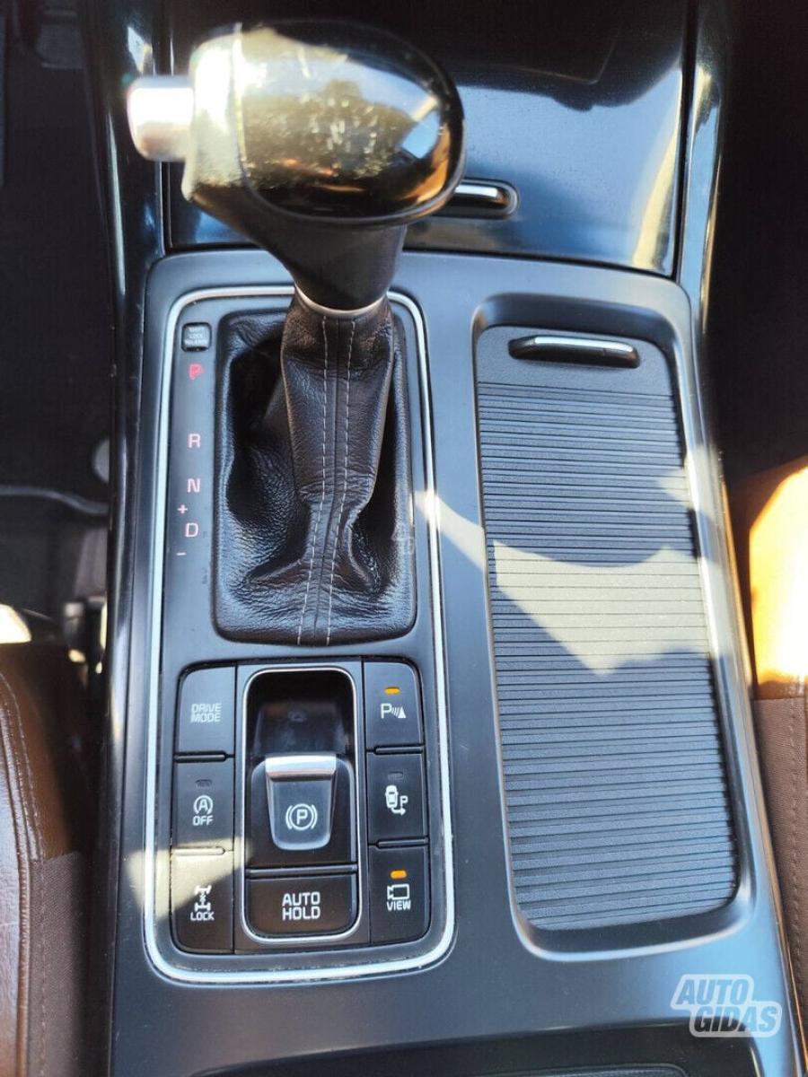 Black Kia Sorento 2017 in Siauliai, with an engine capacity of 2.20 L and mileage of 259 thousand km for 14900 €, photo 13 on AUTOMOTO.COM.LV