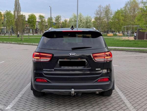 Black Kia Sorento 2017 in Kaunas, with an engine capacity of 2.20 L and mileage of 186 thousand km for 15400 €, photo 3 on AUTOMOTO.COM.LV
