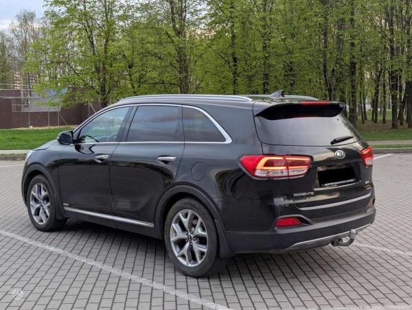 Black Kia Sorento 2017 in Kaunas, with an engine capacity of 2.20 L and mileage of 186 thousand km for 15400 €, photo 4 on AUTOMOTO.COM.LV