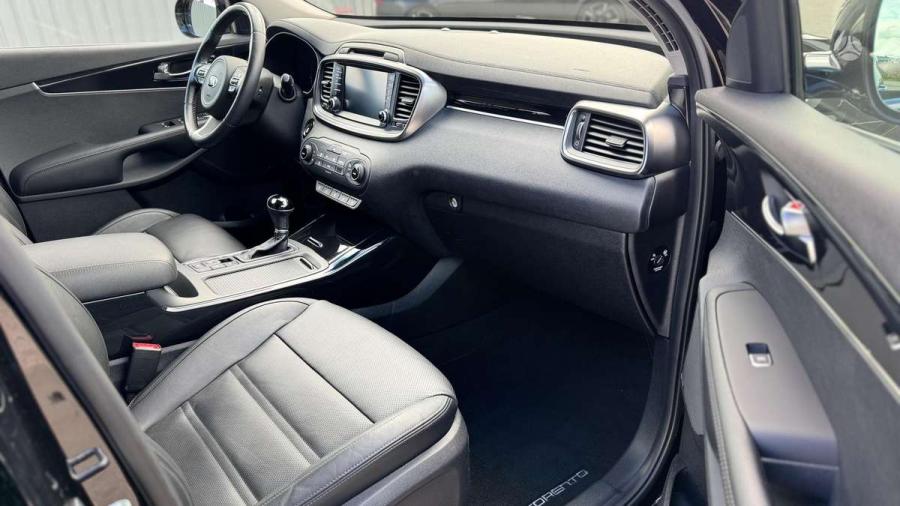 Black Kia Sorento 2017 in Telschi, with an engine capacity of 2.20 L and mileage of 157 thousand km for 17300 €, photo 15 on AUTOMOTO.COM.LV