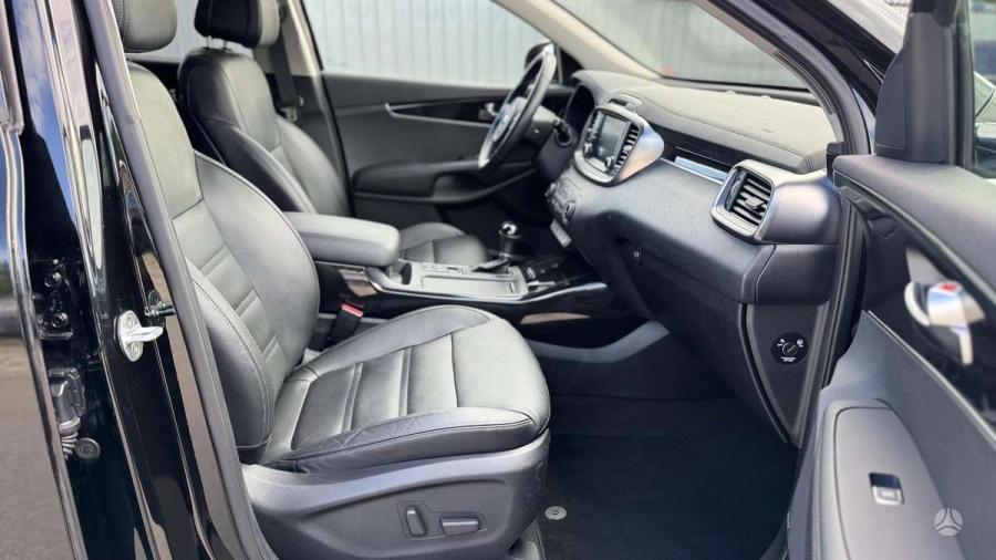 Black Kia Sorento 2017 in Telschi, with an engine capacity of 2.20 L and mileage of 157 thousand km for 17300 €, photo 16 on AUTOMOTO.COM.LV
