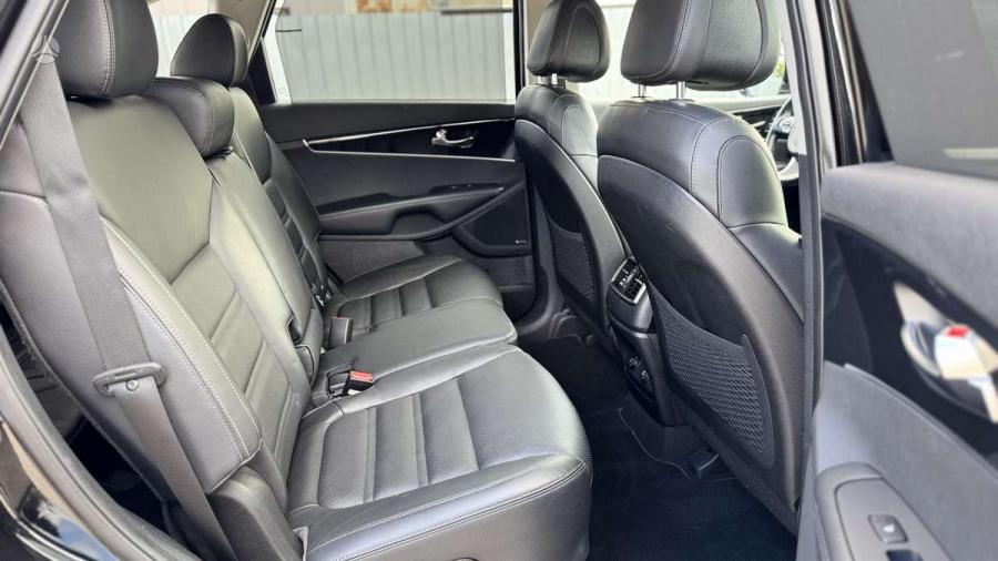 Black Kia Sorento 2017 in Telschi, with an engine capacity of 2.20 L and mileage of 157 thousand km for 17300 €, photo 17 on AUTOMOTO.COM.LV