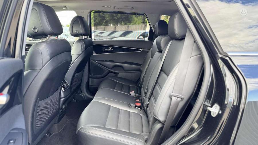 Black Kia Sorento 2017 in Telschi, with an engine capacity of 2.20 L and mileage of 157 thousand km for 17300 €, photo 18 on AUTOMOTO.COM.LV