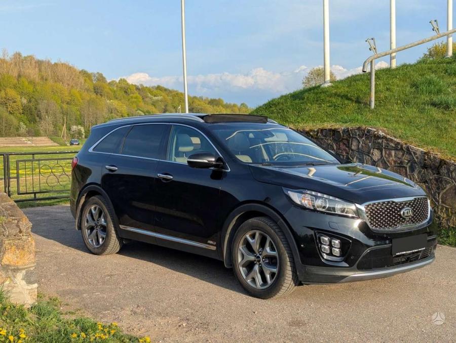 Black Kia Sorento 2017 in Kaunas, with an engine capacity of 2.20 L and mileage of 186 thousand km for 15300 €, photo 4 on AUTOMOTO.COM.LV