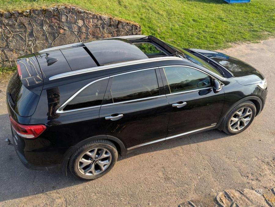 Black Kia Sorento 2017 in Kaunas, with an engine capacity of 2.20 L and mileage of 186 thousand km for 15300 €, photo 6 on AUTOMOTO.COM.LV
